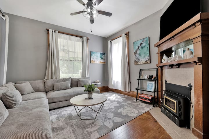 Home By The River/5 Min Walk To Museums/pool Table - Wichita, KS