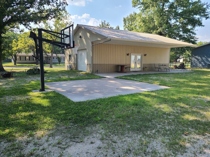 Spacious Barndominium In Iola - イオラ, KS
