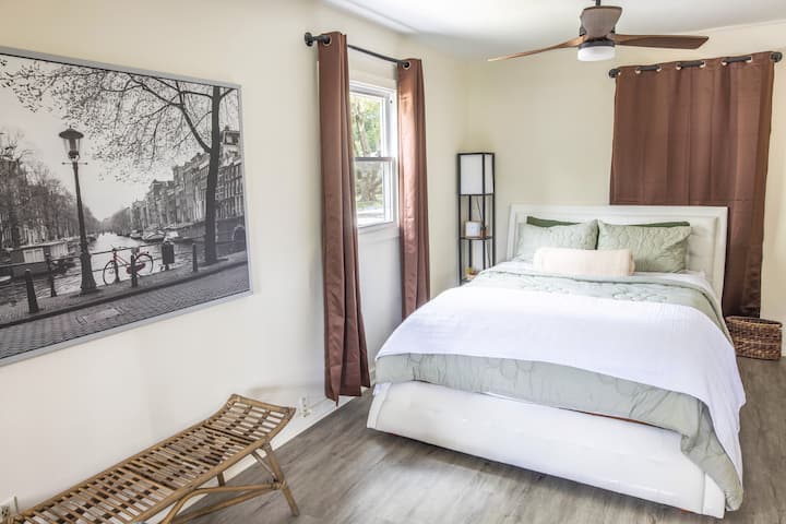 Spacious Studio Home With Big Fenced Yards - Champaign, IL