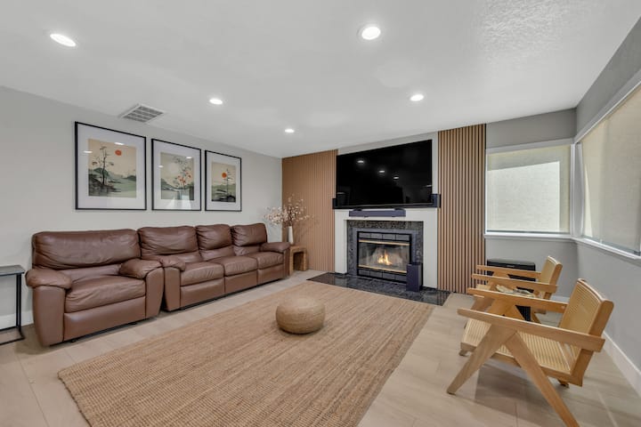 Modern Oasis With Pool & Tesla Charger - Sleeps 9 - Sacramento, CA
