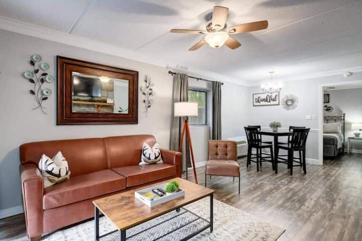 Lofts 101 In Gatlinburg-2 Bedrooms, Pool, Hot Tub - Gatlinburg, TN
