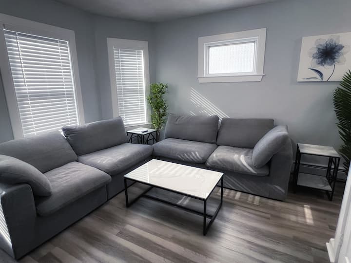 Modern, Walk To Downtown 3 Bedroom Apt - ナハント, MA