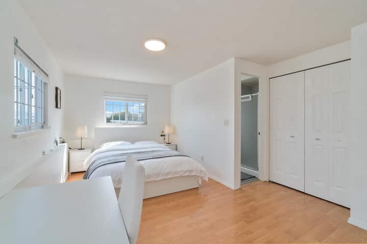 Bright & Modern Guesthome! - Burnaby