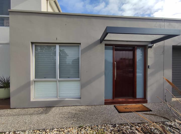 1 Bedroom, Self Contained Unit In West Lakes - Adelaide