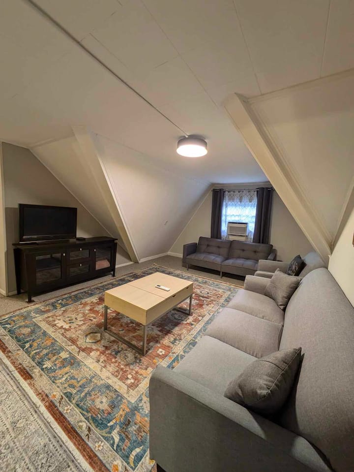Cheerful Attic One Bedroom Nota! - 로체스터