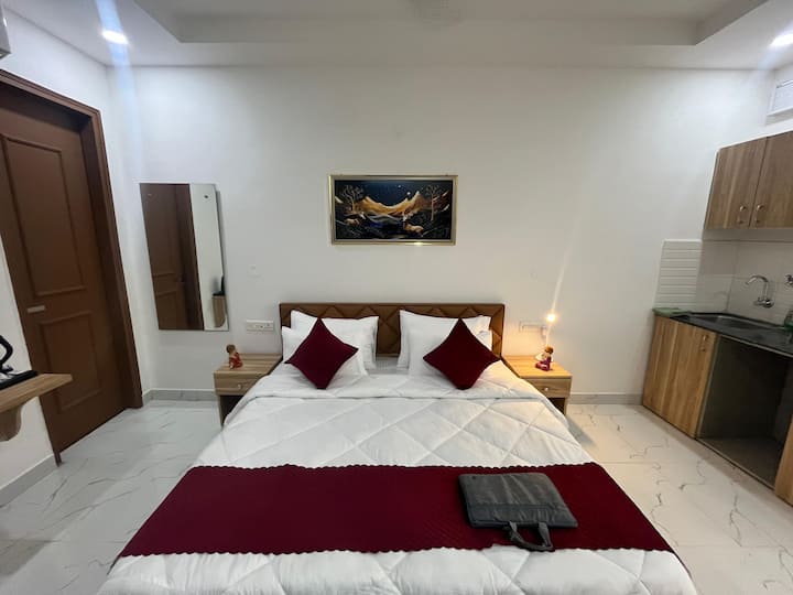 Private Neat & Clean Without Balcony Room - グルガーオン