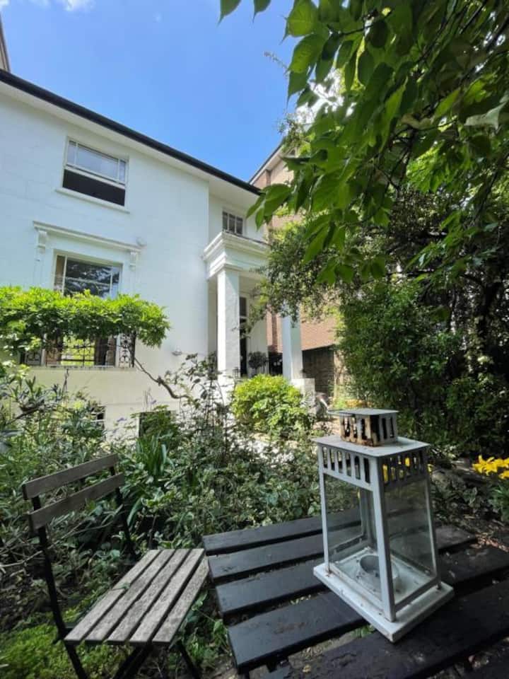 Room 101
At Central Victorian House, Camden - Londra