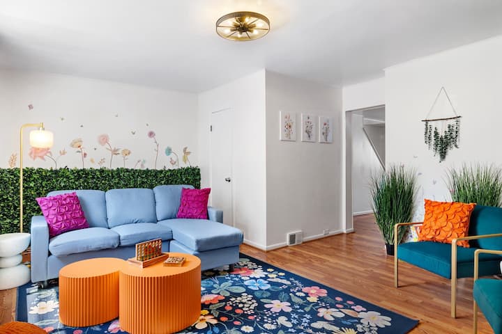 Hot Tub | Free Street Parking | King Bed | Bbq - Pittsburgh, PA