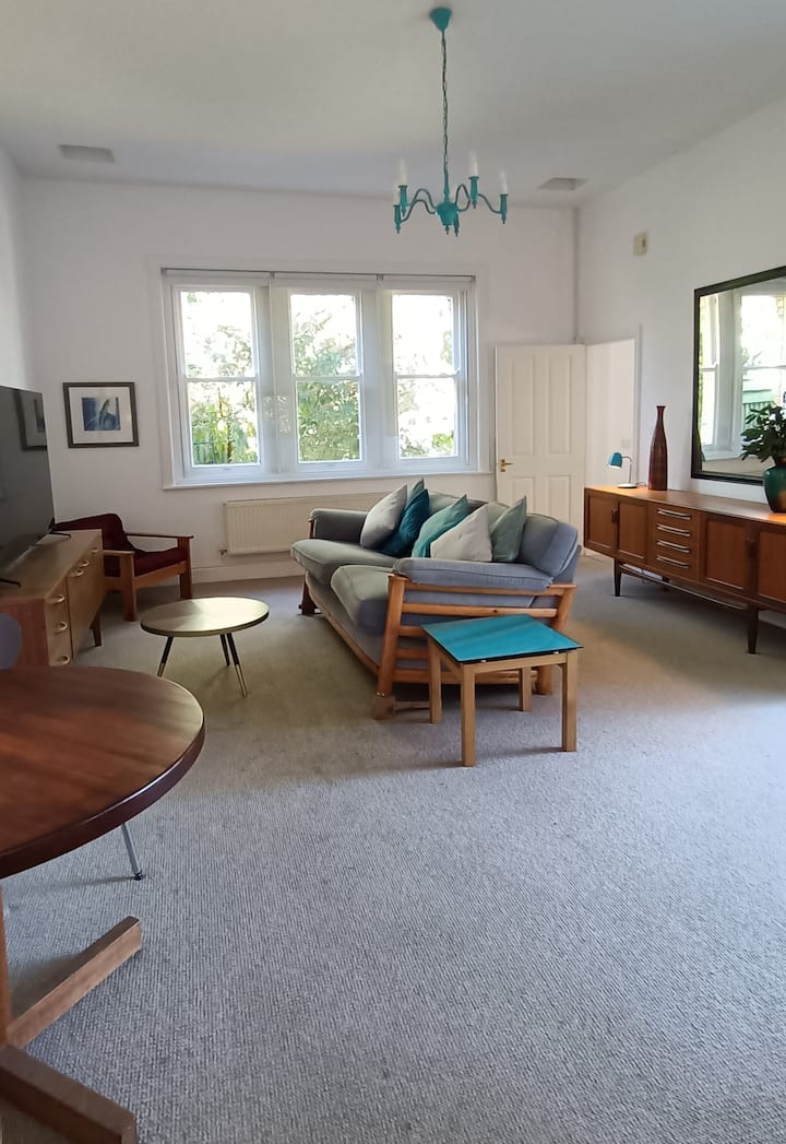 Spacious 2 Bedroom Apartment - Taunton