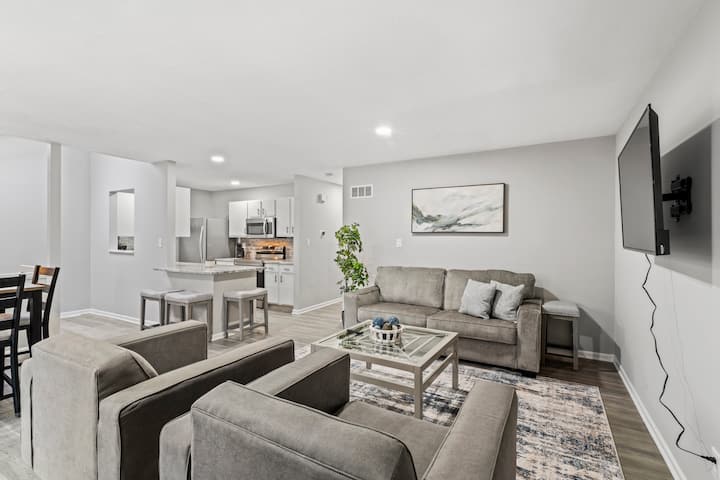 Stylish Overland Park Townhome - Overland Park, KS