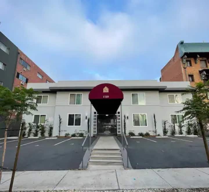 Renovated Studio Just Steps From Walk Of Fame! - Los Angeles, CA