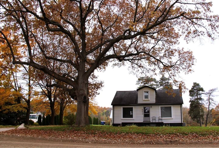 Bud's Farmhouse: Quiet, Big Yard, Family Rental - Lake Orion, MI