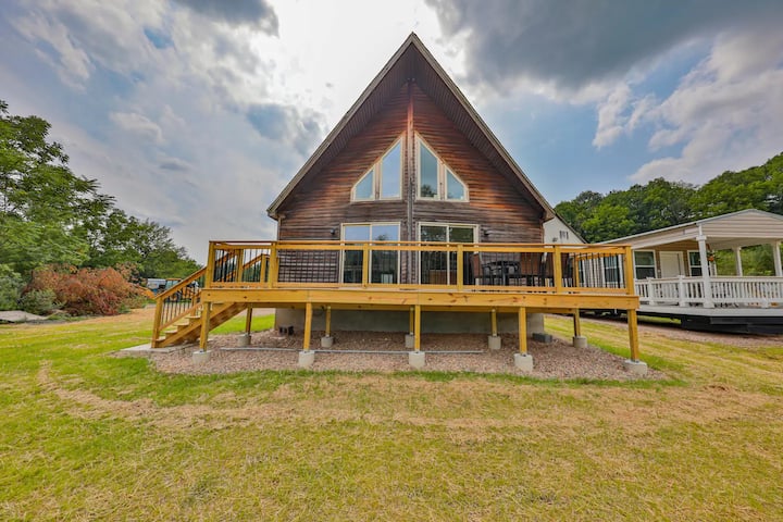 Chalet With A Creek View. - Palmerton, PA