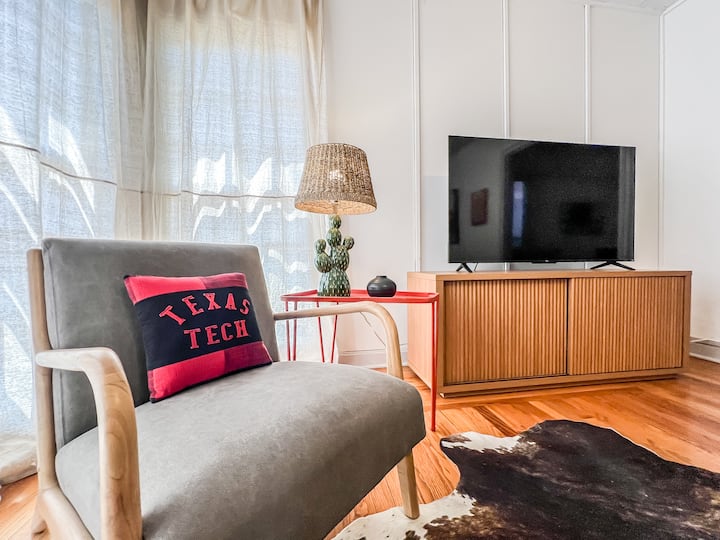 Clean 2/1 Home Near Texas Tech & Downtown Sleeps 6 - Lubbock, TX