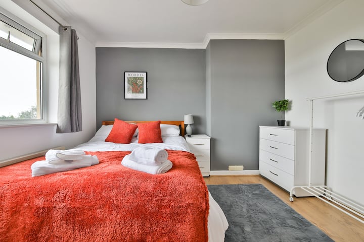 Contractor Stay 4 Bed Home | Parking | Fast Wifi - Swansea