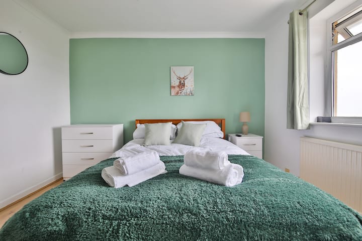 Modern 4-bed Retreat | Near Sa1 | Smart Tvs - Port Talbot