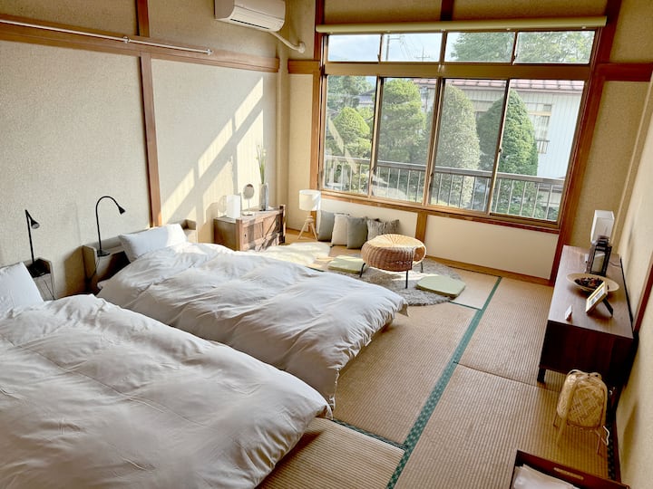 【04】富士山ビュースポットや高速バス停から2分！ 伝統的民宿の個室 - 山梨県