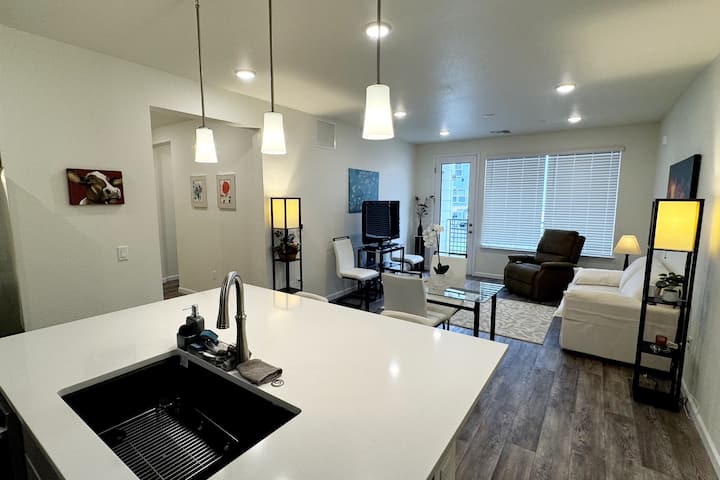 Convenient & Modern 1-bedroom - Aurora, CO
