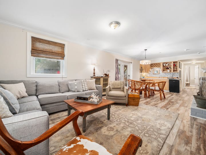 Midtown Magic
King/ Queen Beds
Walk To Everything - Raleigh, NC