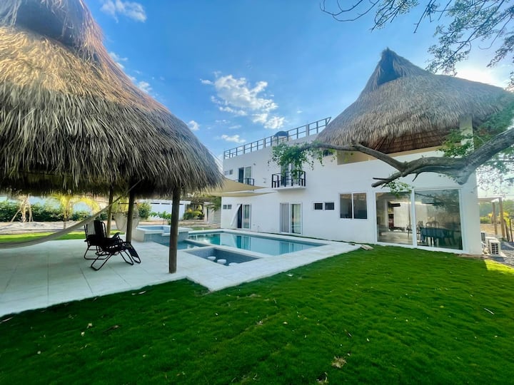 Villa Almendro 
( Km 3.2 Carretera A Monterrico) - Escuintla