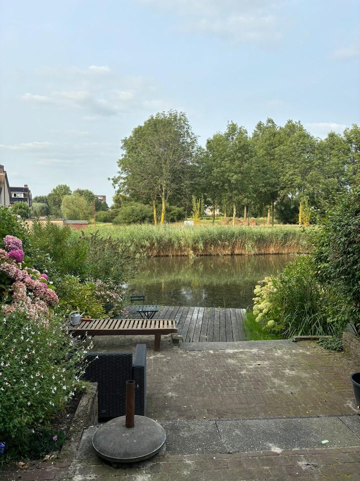 Ruime Familiewoning In Nette En Rustige Wijk - Leiden