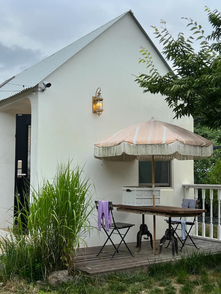 커플 감성숙소 | 사과밭중간에 펼쳐지는 꿈같은 공간 - 남부동