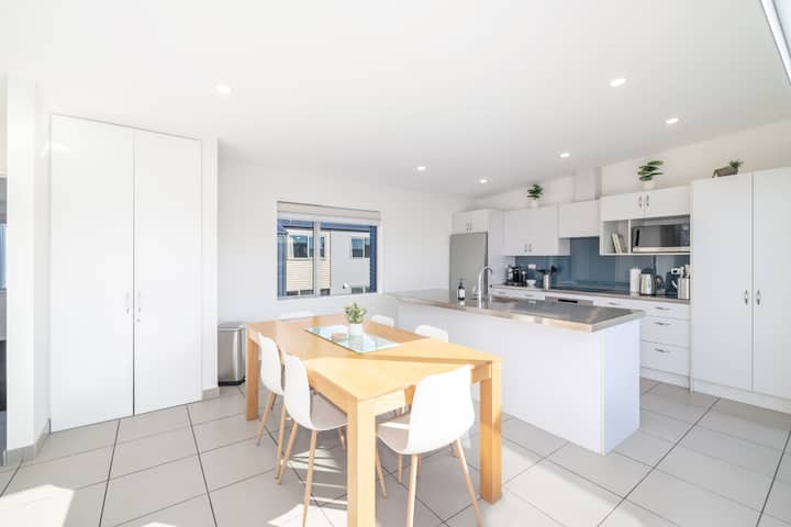 Large Townhouse. Lots Of Free Parking! - Lyttelton