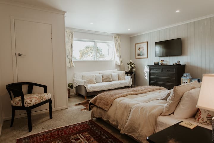 Charming Luxury With Special Views - Ruakākā