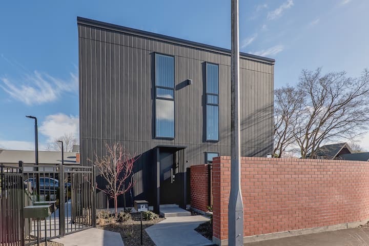 Townhouse Close To Merivale. Off Street Parking - Christchurch