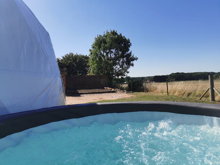 Heated Countrylife 5 Star Dome, Hot Tub, Projector - Lincolnshire