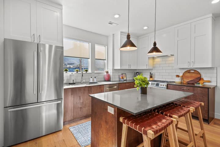 Downtown 3 Bedroom Modern Book House - Utah Lake State Park, Provo