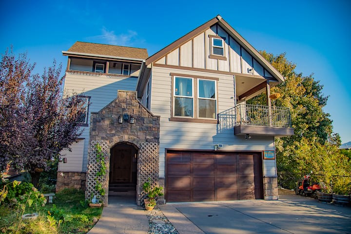 Large House Blocks From Downtown - Hood River, OR