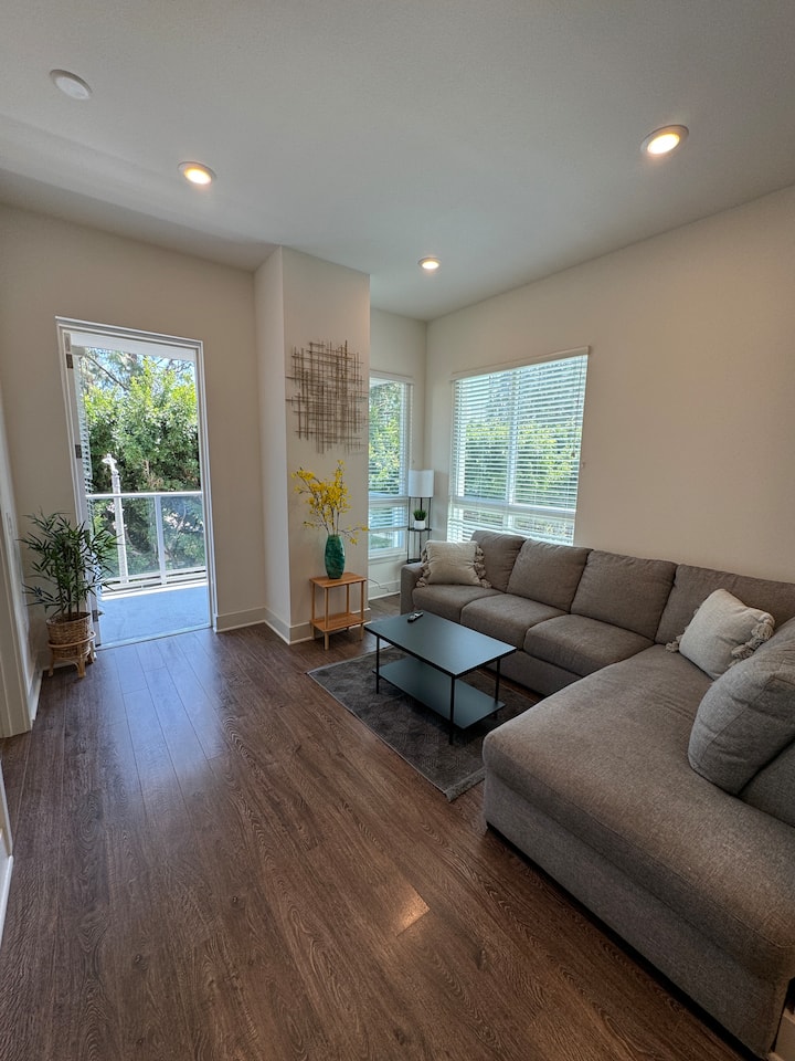 Hollywood Comfort | 2br W/ Pool, Gym & Rooftop - Los Angeles, CA