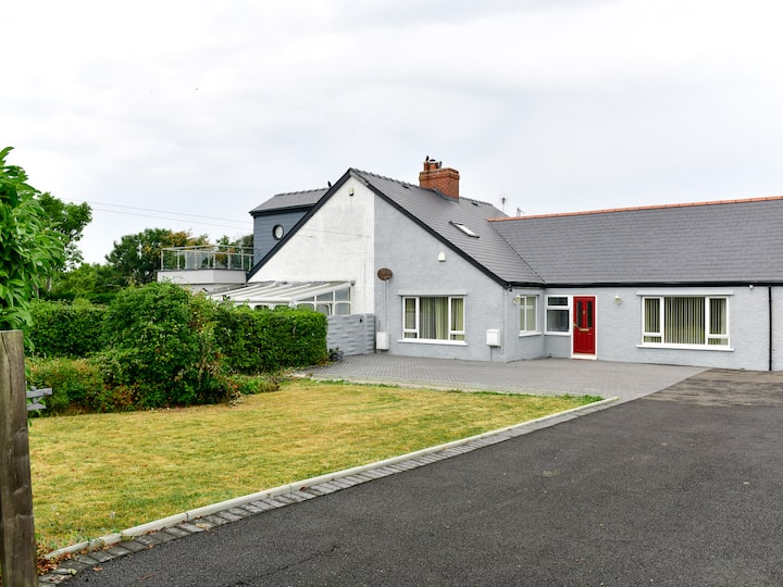 Spacious Farmhouse Retreat – Close To Barry Island - Barry