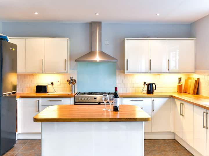 Spacious Farmhouse Retreat – Close To Barry Island - Barry