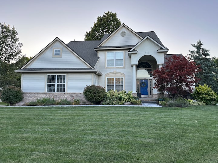 Luxury 6 Br W/ Hot Tub! - Ann Arbor, MI