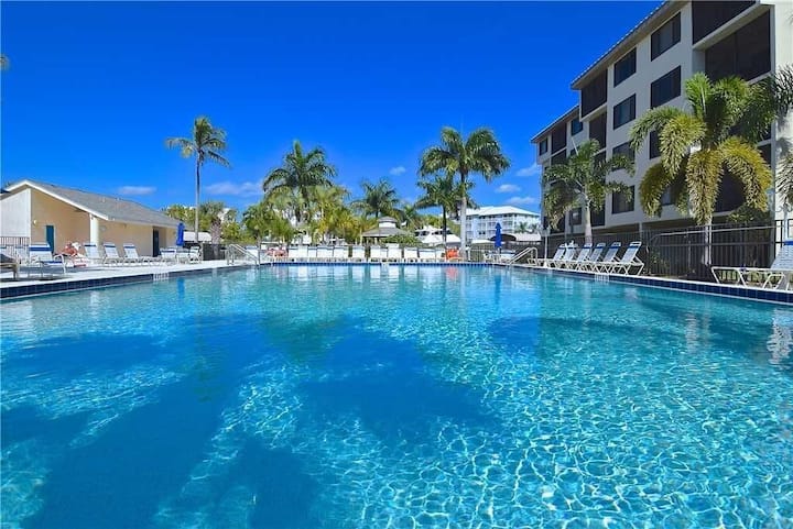 Paradise 405
#22-0567 - Fort Myers Beach, FL