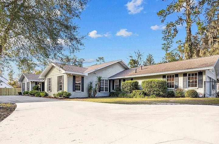 Across From Exactech Arena. 5br - Gainesville