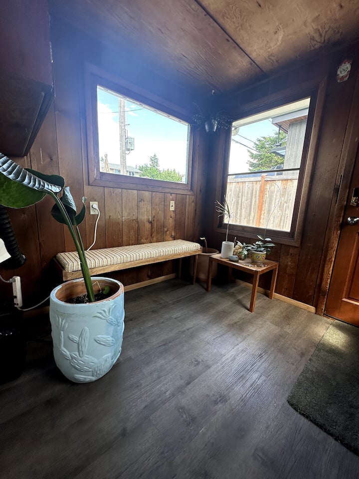 The Coastal Cottage - Tacoma, WA