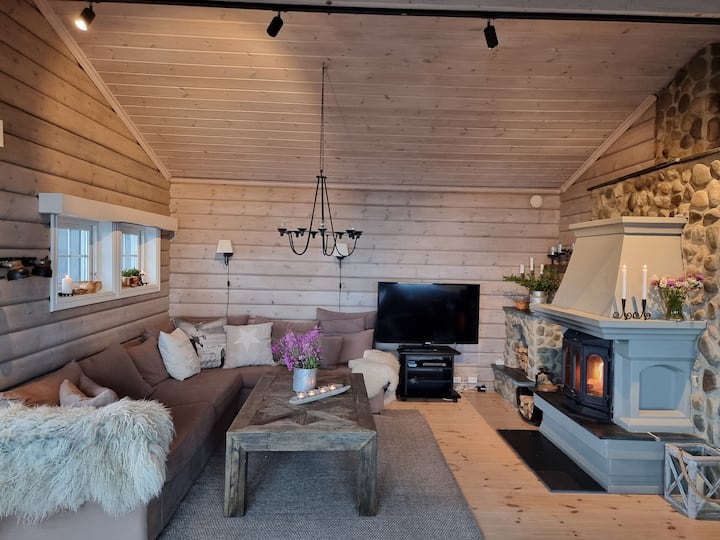 Koselig Hytte Med Flott Beliggenhet På Sjusjøen - Norway