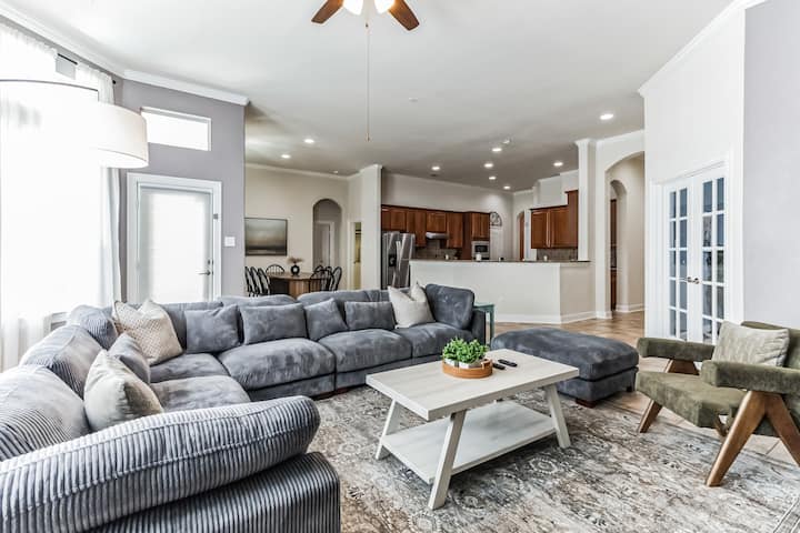 The Roman | Pool Volleyball Oasis |Sleeps 18 - Houston