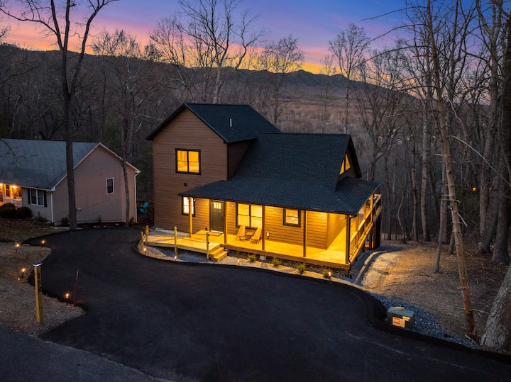New Build | Mtn Views | Hot Tub | Game Room - Massanutten, VA