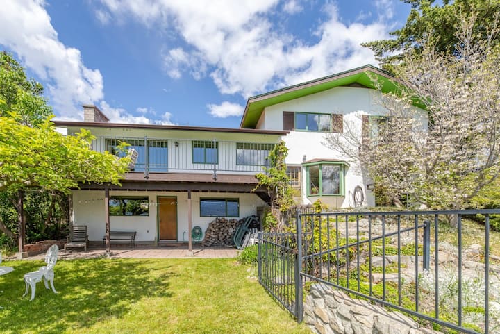 Large Summerland Lake View Home - Naramata