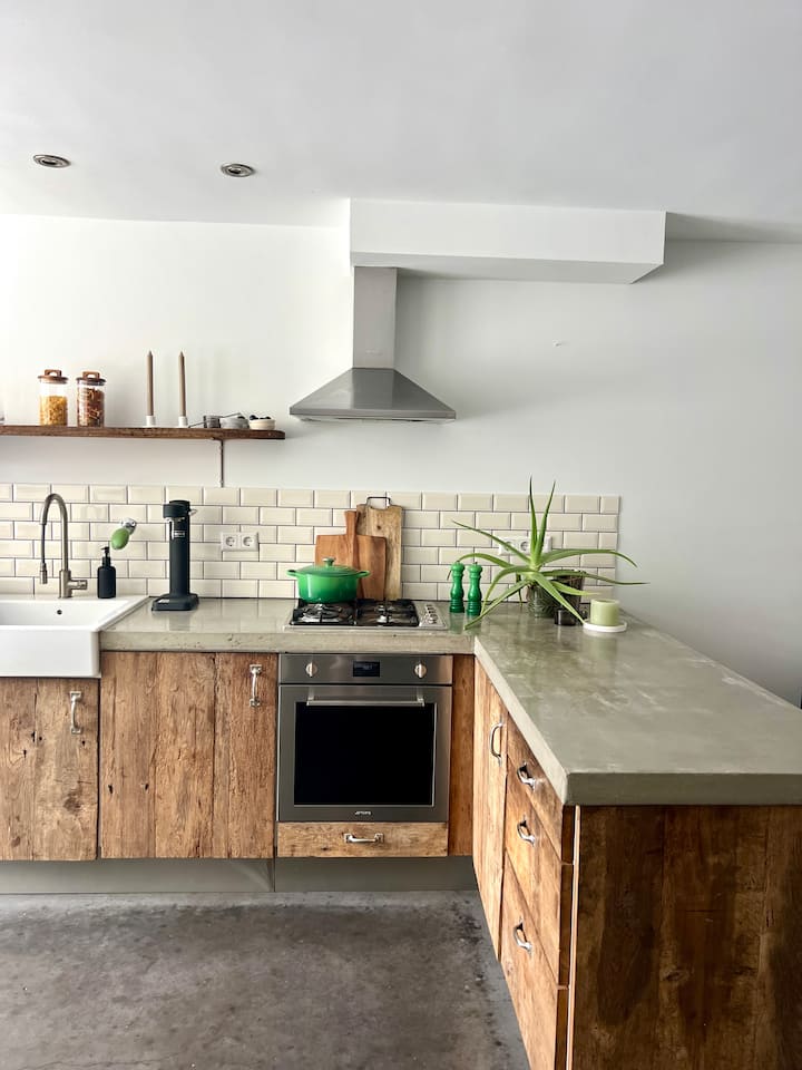 Bright Canal-facing Apartment - Amsterdam