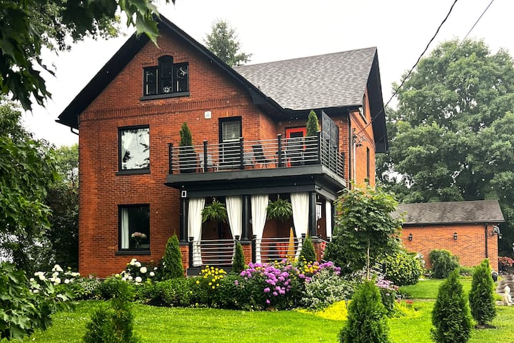 Hampton House Bed & Breakfast
Pinot Noir Room - Clarington