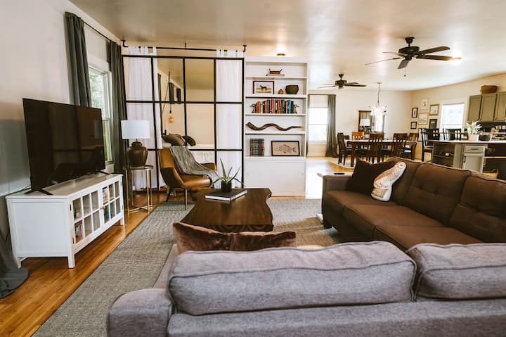 The Burrow • A Fountain City Cottage - Knoxville, TN