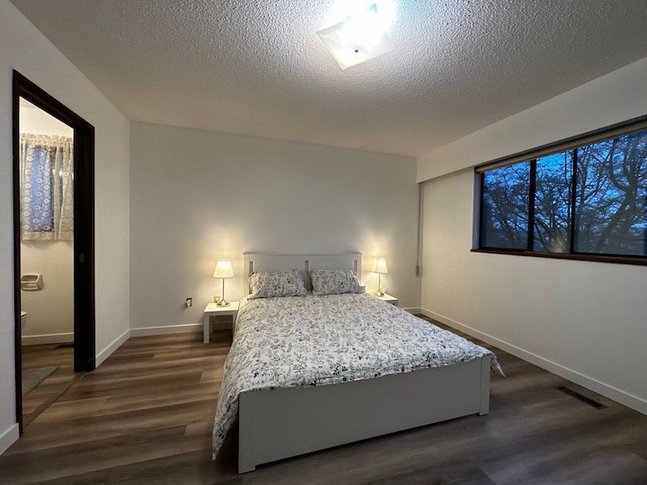 E 8th Ave, Master Room, Near Sky Train, U5 - Vancouver
