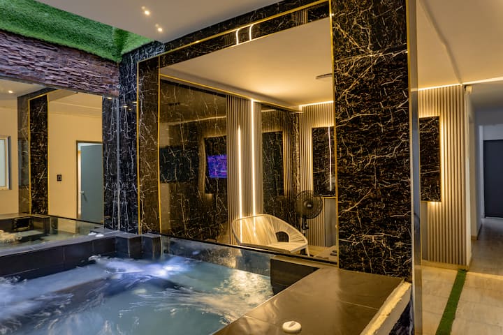 Chic Poblado Retreat: Terrace & 2 Jacuzzis - Medellín