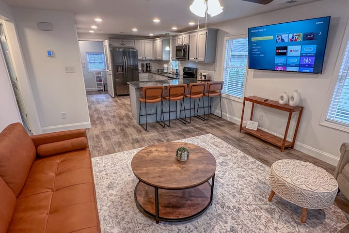 *Brand New* Renovated 2 Br Entire House - Muncie, IN