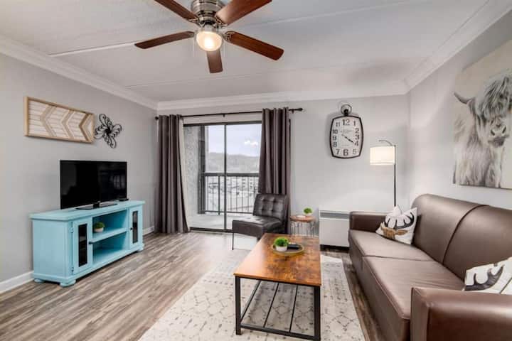 Lofts 511 In Downtown Gatlinburg W/pool & Hot Tub - Gatlinburg, TN